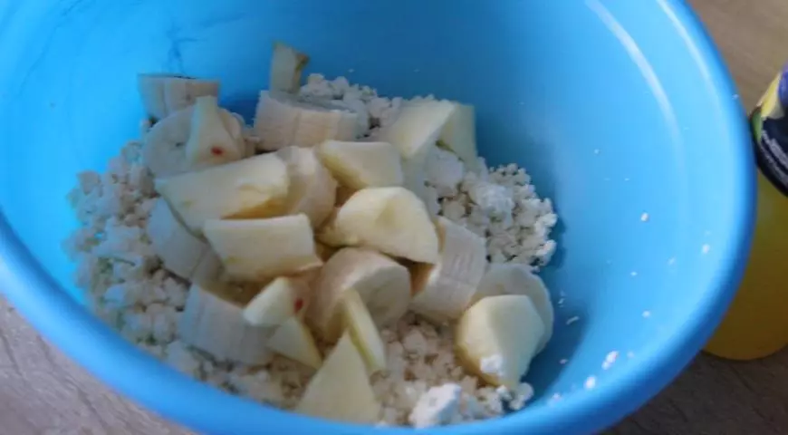 Snij de banaan en appel, ferbine mei cottage cheese