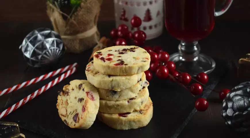 Mga cookies nga adunay mga nuts ug berry