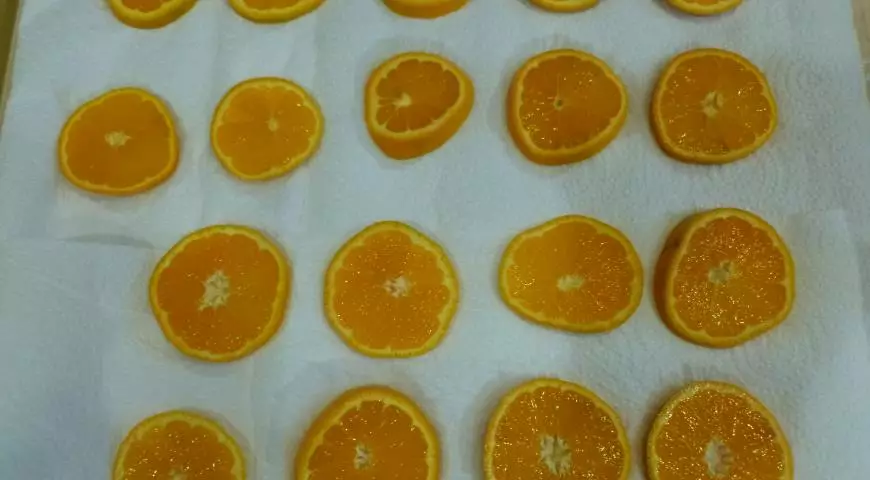 Couper des mandarines avec des cercles minces