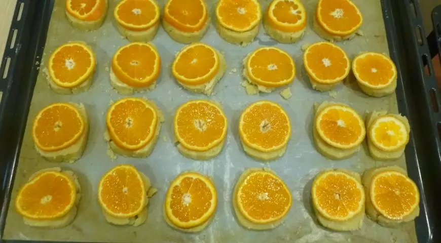 Ang minasa giputol, ibutang ang tumoy sa mga tangerine ug lutong