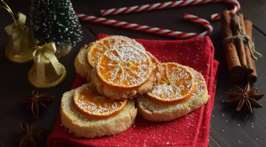 Biscuits d'amande avec des mandarines fraîches et saupoudrent de sucre en poudre