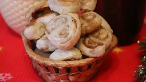 Cookies hamwe na cinnamon ", amatwi", intambwe yintambwe ya resep hamwe namafoto