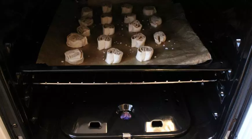 Koekjes smeren melk en schip in de oven