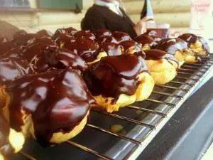 Sữa trứng eclairs.