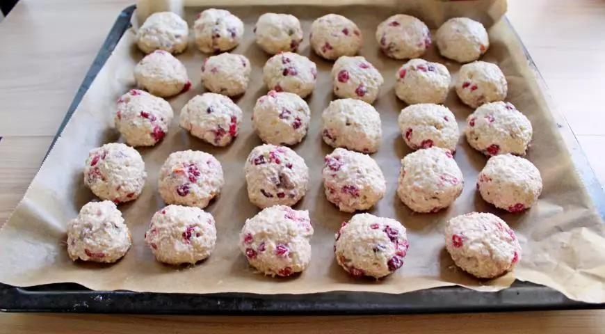 Nous formons des biscuits au fromage de chaleau d'avoine avec des canneberges et mettons au four