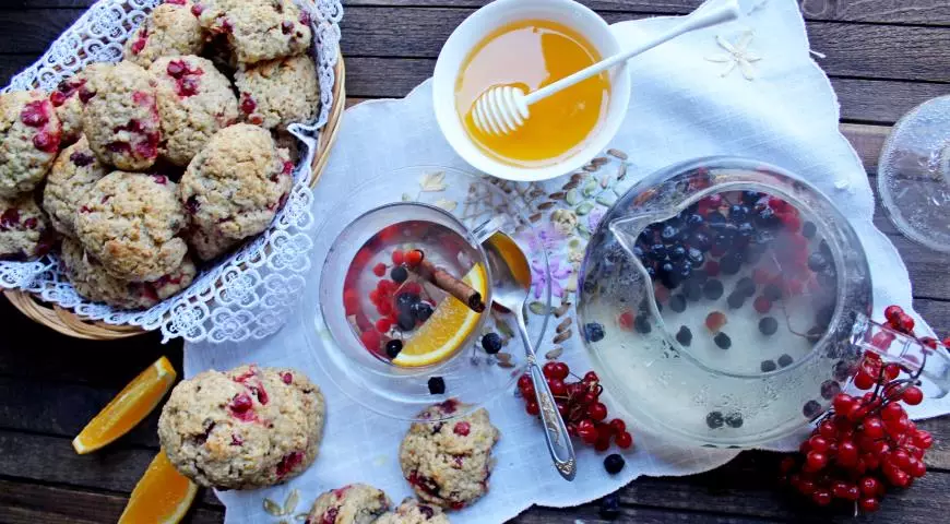 Cookie oatmeal yang lezat dengan cranberry siap untuk pakan