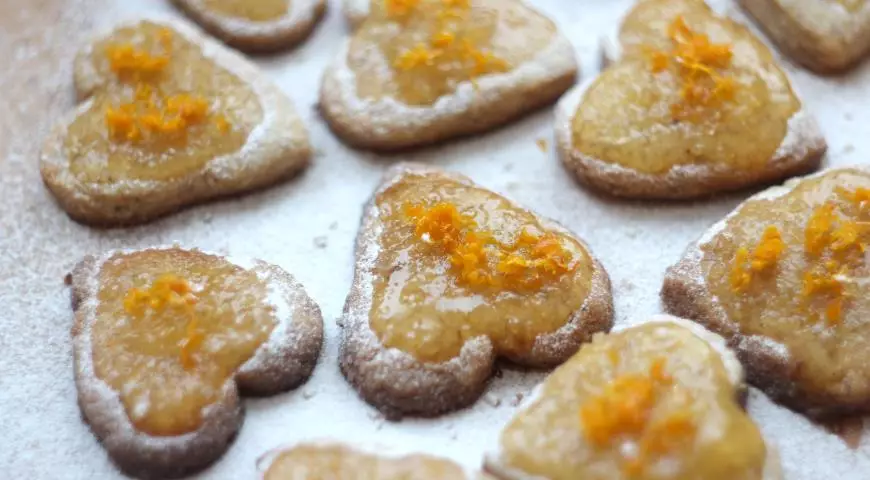 A mandula cookie-k egy citrusfélék keveréket fektetnek