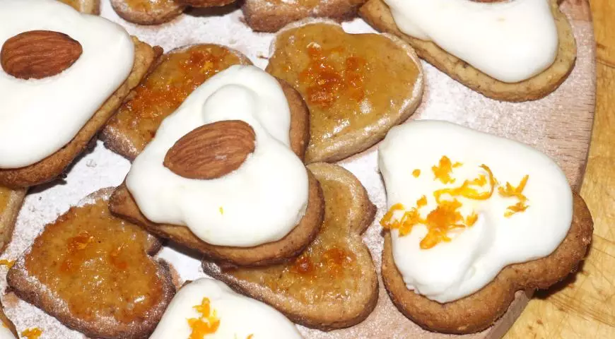 Preparante almond-kuketojn kun oranĝa souffle