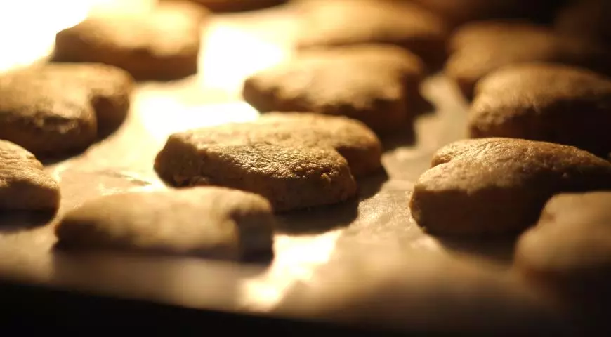 ओव्हन मध्ये बकरणे बेकड कुकीज ठेवा
