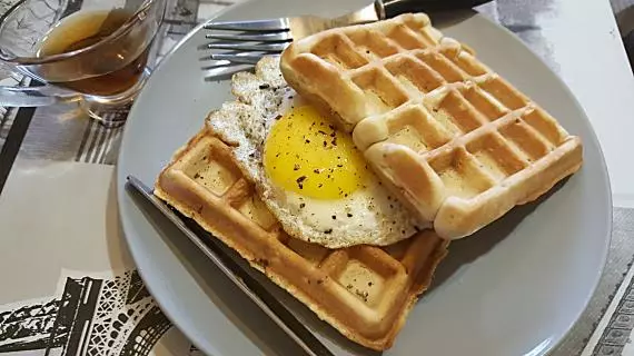 Waffles da naman alade da albasarta, girke-girke-mataki girke tare da hotuna