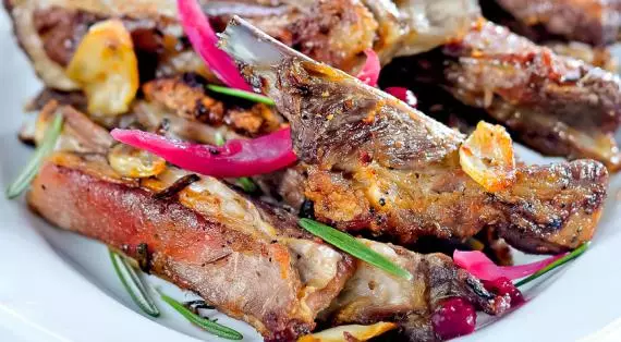 BARANJE RIBS dengan sos cranberry, resipi langkah demi langkah dengan foto