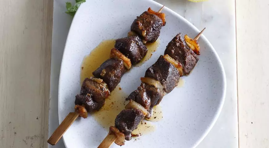 Suvlakia, kebabs lati ọdọ aguntan