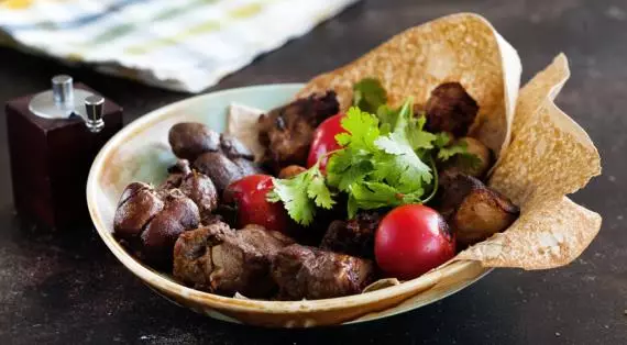 Uan kebab i karsk, oideas céim ar chéim le grianghraif