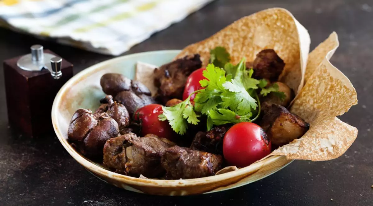 Lidi dari kambing pulpa adrenal dan buah pinggang dengan tomato di kars