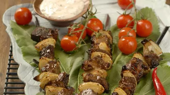 LAMB Kebab dengan sos yogurt, resipi langkah demi langkah dengan foto