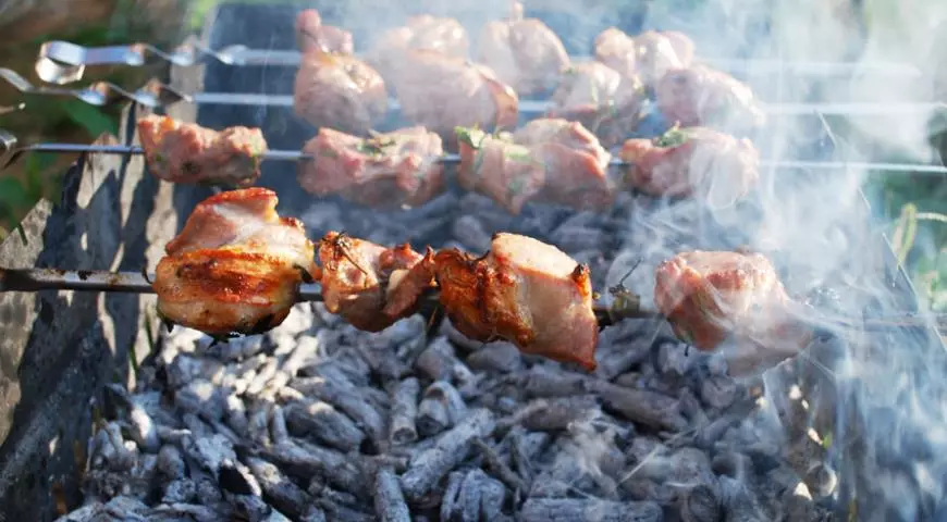 Uan kebab le cilantro agus oinniúin, oideas céim-ar-chéim le grianghraif