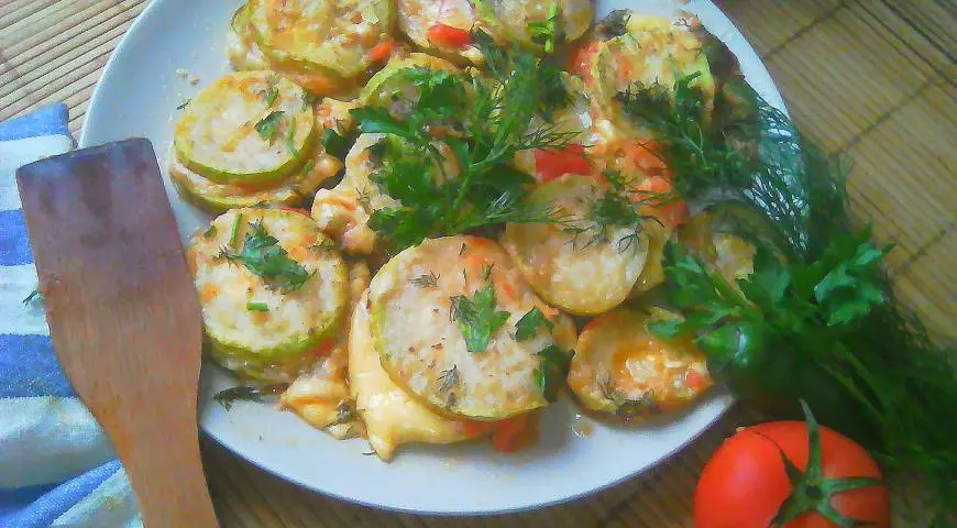 Zucchini na tomato na chiiz na pan, nzọụkwụ nzọụkwụ na foto