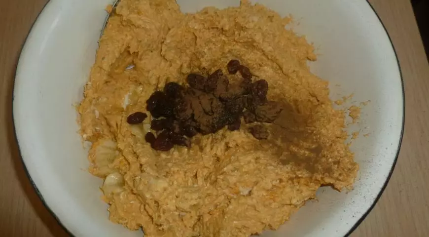 We add raisins to dough for oatmeal