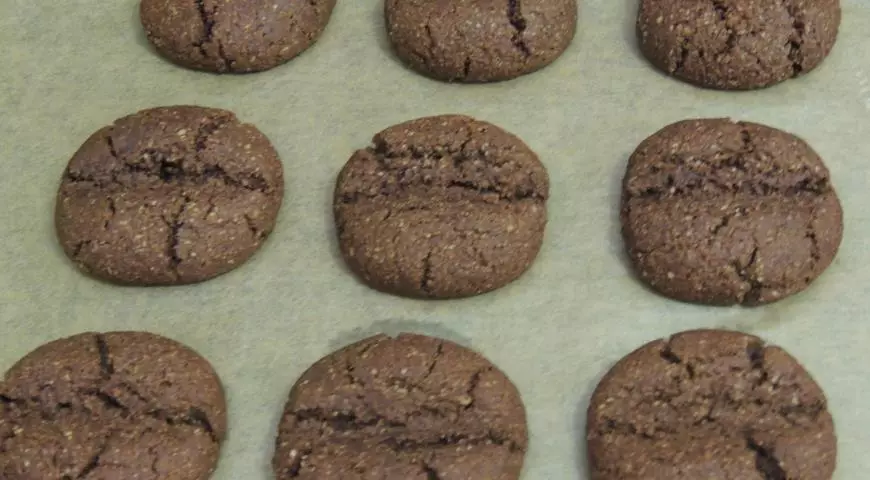 Cuocia i biscotti al caffè di cioccolato