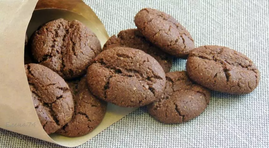 Biscotti di farina d'avena del caffè del cioccolato che si alimentano al tavolo