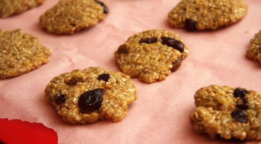 Bakar biskut oat dengan gandum bercambah dan cranberry sehingga kesediaan