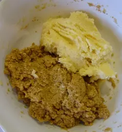 Ndaras fshij vajin me sheqer dhe vanilje, duke vazhduar të fshij një vezë, të fshij derisa sheqeri të shpërndahet, pastaj shtoni një përzierje të flakëve të tërshërë dhe përzierje (i dha përzierjen për të qëndruar 10 minuta).