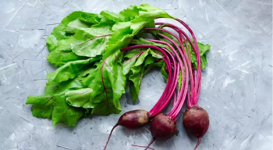 Beat the oil with ginger, mustard and honey. Salt. Stay in a bowl of beets, tops, cucumbers, apple and onions. Follow and mix.