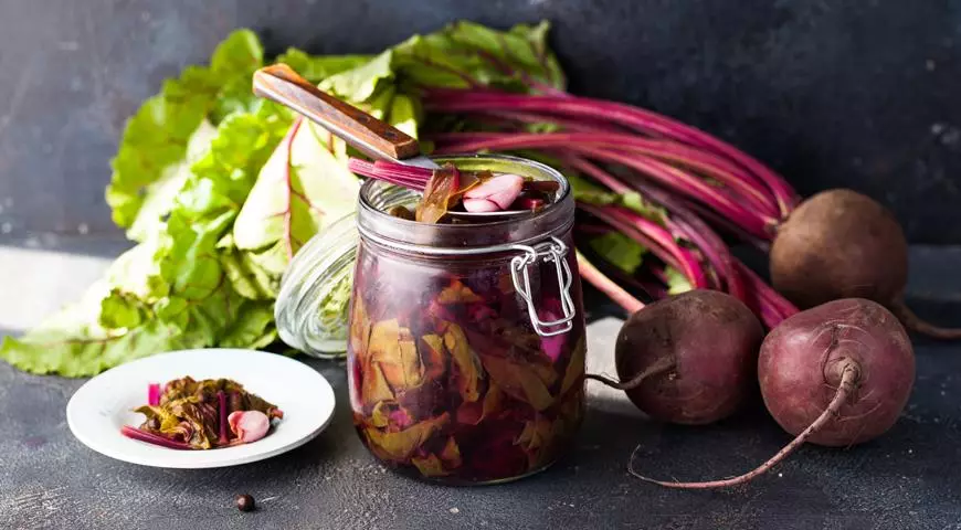 Ge kuro ki o fi omi ṣan daradara. Fọ beet, lati fi ipari si ọkọọkan ninu bankanje ati beki ni adiro preheated si 200 ° C. tabi titi imurasilẹ. Fun tutu, nu lati peeli ati ge sinu awọn ege alabọde. 15682_10