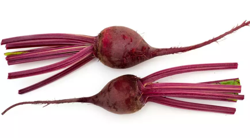 Ge kuro ki o fi omi ṣan daradara. Fọ beet, lati fi ipari si ọkọọkan ninu bankanje ati beki ni adiro preheated si 200 ° C. tabi titi imurasilẹ. Fun tutu, nu lati peeli ati ge sinu awọn ege alabọde. 15682_4