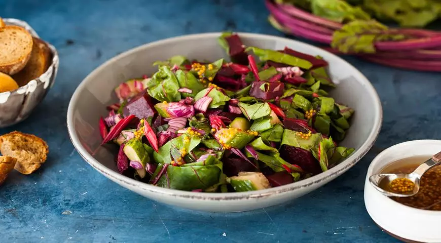 Ge kuro ki o fi omi ṣan daradara. Fọ beet, lati fi ipari si ọkọọkan ninu bankanje ati beki ni adiro preheated si 200 ° C. tabi titi imurasilẹ. Fun tutu, nu lati peeli ati ge sinu awọn ege alabọde. 15682_5