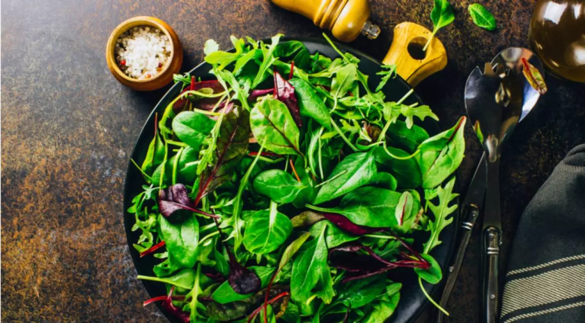 Cut off and rinse thoroughly. Wash the beet, to wrap each in the foil and bake in the oven preheated to 200 ° C. or until complete readiness. Give cool, clean from the peel and cut into medium pieces. 15682_6