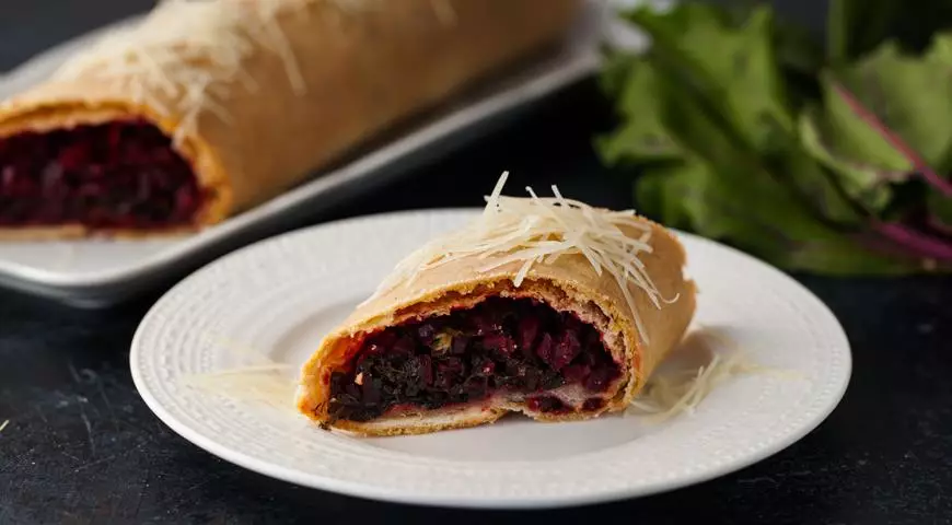 Cut off and rinse thoroughly. Wash the beet, to wrap each in the foil and bake in the oven preheated to 200 ° C. or until complete readiness. Give cool, clean from the peel and cut into medium pieces. 15682_9