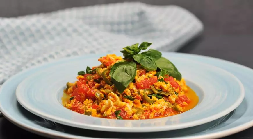 Турецька яєчня menemen