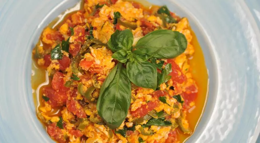 Готова турецька яєчня menemen