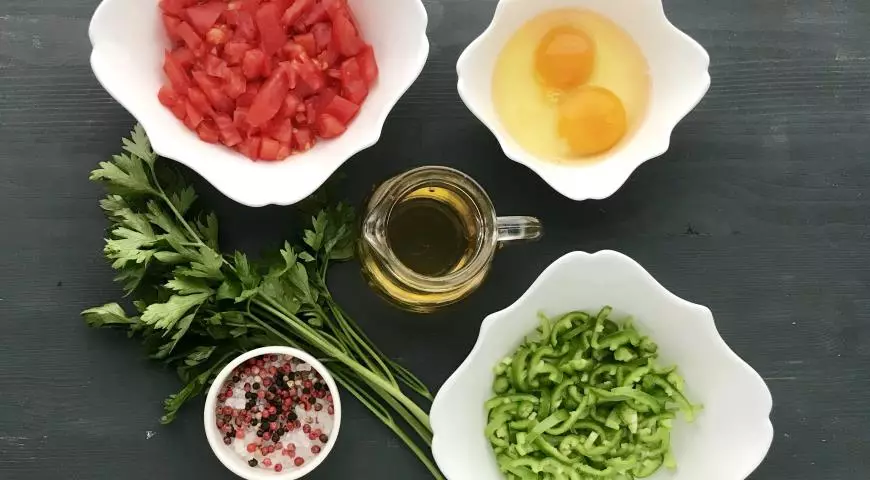 Preparar los ingredientes para los huevos revueltos.