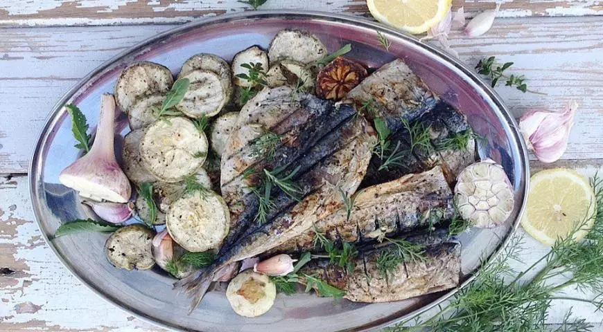 Mackerel grill sareng zucchini