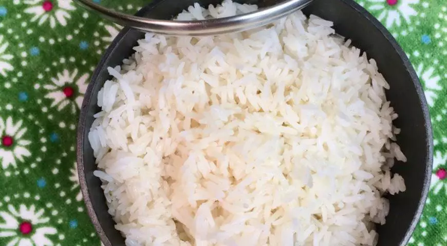 Rice Jasmine pinakuluang sa sabaw ng manok na may mantikilya, hakbang-hakbang na recipe na may mga larawan