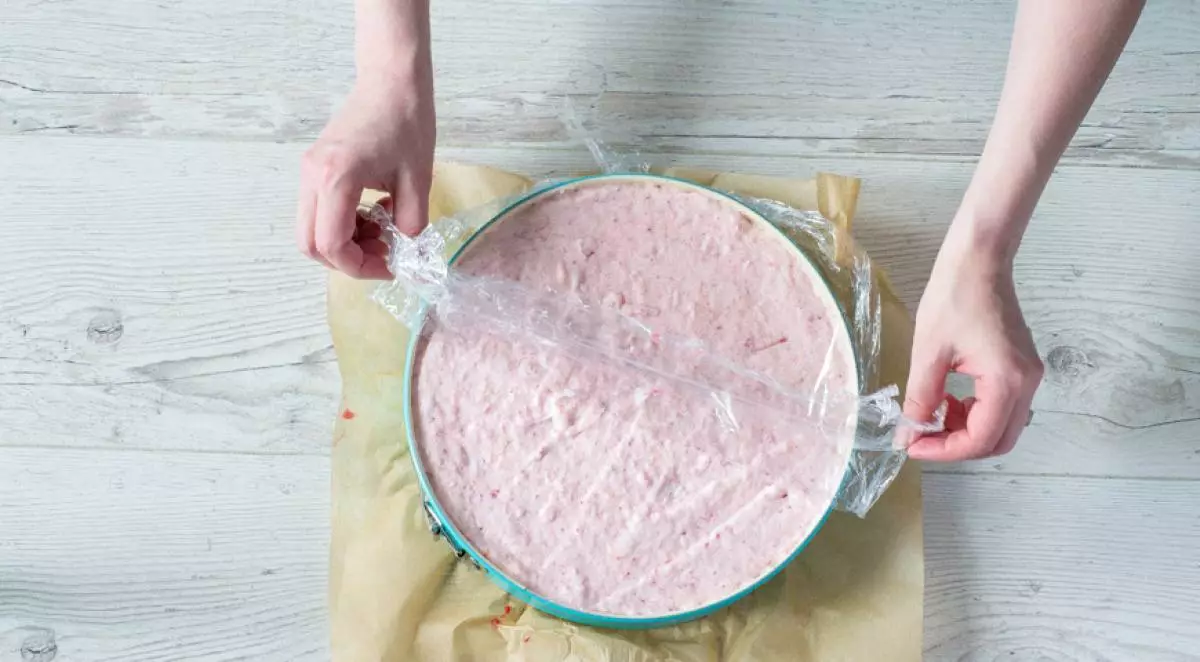 Jogurt torta sa jagodama, sipajte na kolačima za kolače