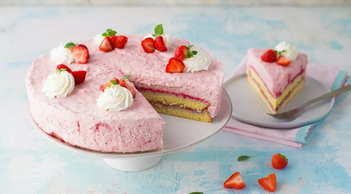 Yoghurt Cake with Strawberry