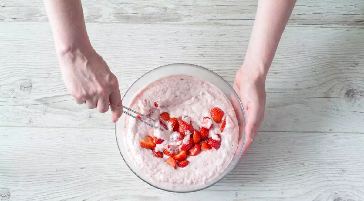 Cake Yoghurt bi fêkiyan re, Strawberry zêde bikin