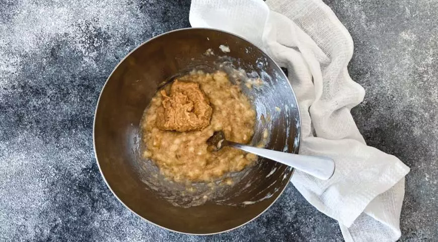 Stock Foto Koken Recept: Glutenvrije pannenkoeken van kokosnootmeel, stap nummer 5