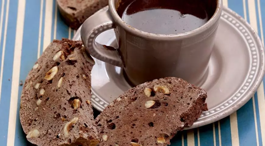 Coklat Biscotti nganggo hazelnuts, léngkah-léngkah-léngkah sareng poto