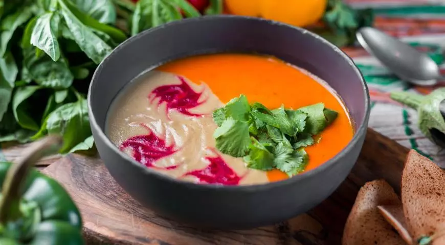 Berinjela e sopa de crema de pementa