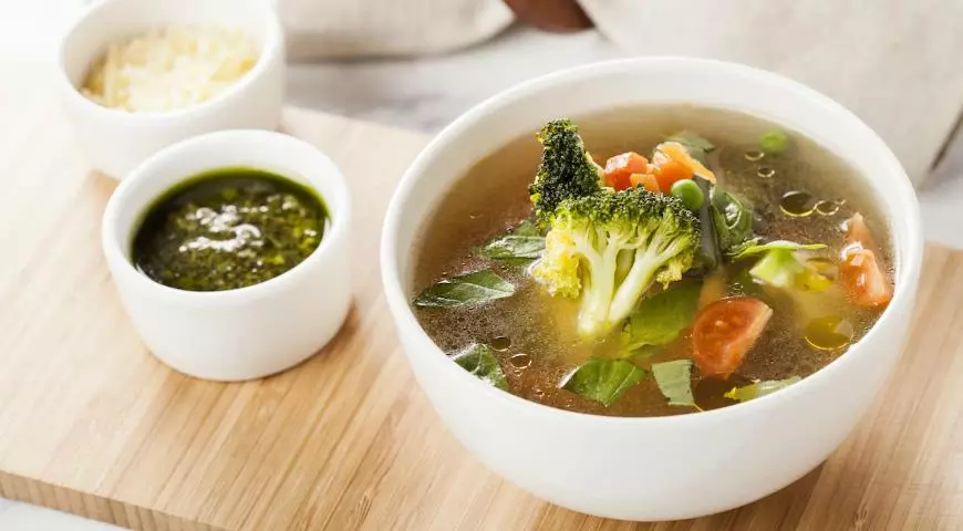 Minestrin na mchuzi wa pesto kutoka Basil na mchicha, mapishi ya hatua kwa hatua na picha