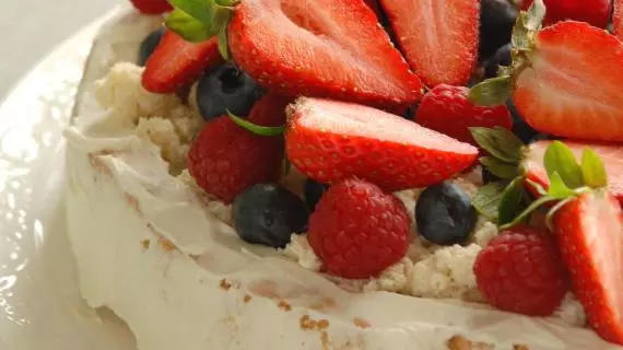 Torta "cestino biscotto" con bacche estive, ricetta passo-passo con le foto