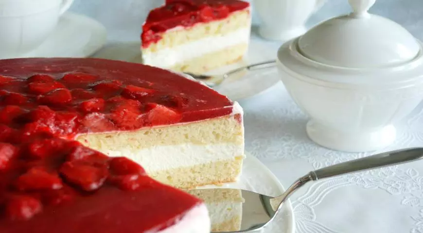 Cake raspberry igicu, intambwe ya-intambwe ya resep hamwe namafoto