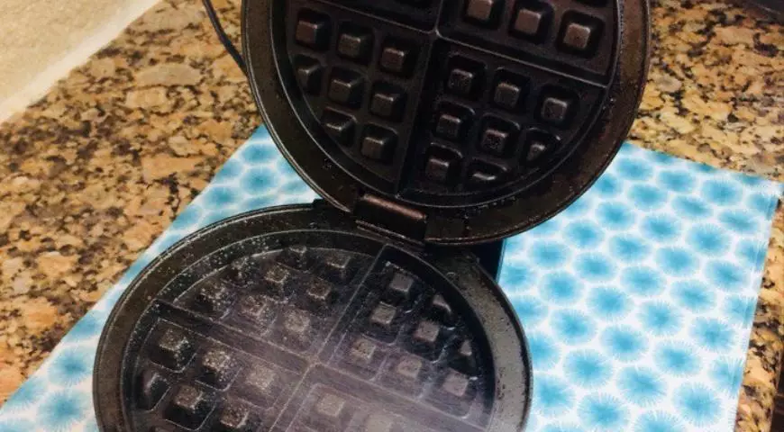 Lubricate Waphelnitsa Minyak sadurunge masak waffles