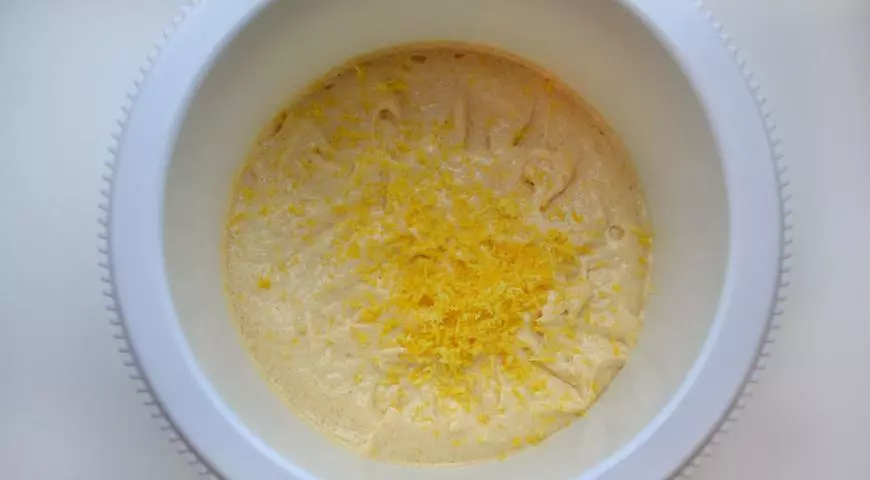 Krējuma masā pievienojiet olas un citronu miziņu