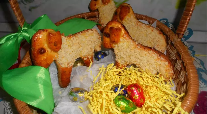 Nyiyapake domba Paskah Keju