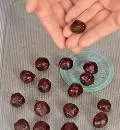 Foto de stock Receta de cocina: galletas con bolas de chocolate, paso número 2